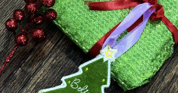 Christmas Tree ITH Gift Tag Embroidery Design - Instant Download